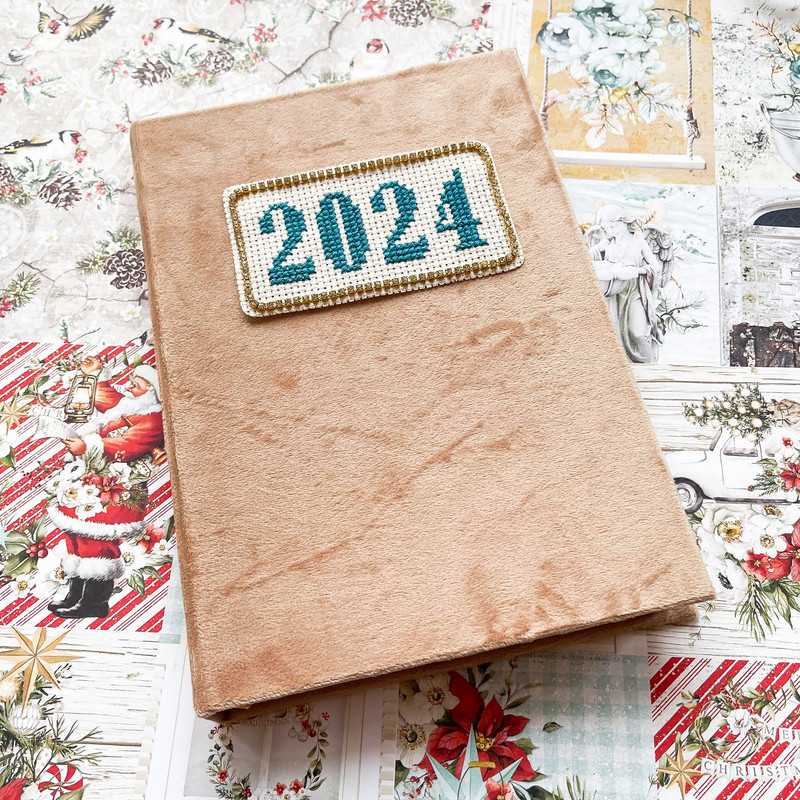 Klevo Albums Darbo knyga 2024 iš velveto su siuvinetu metų užrašu, žema kaina | Varle.lt