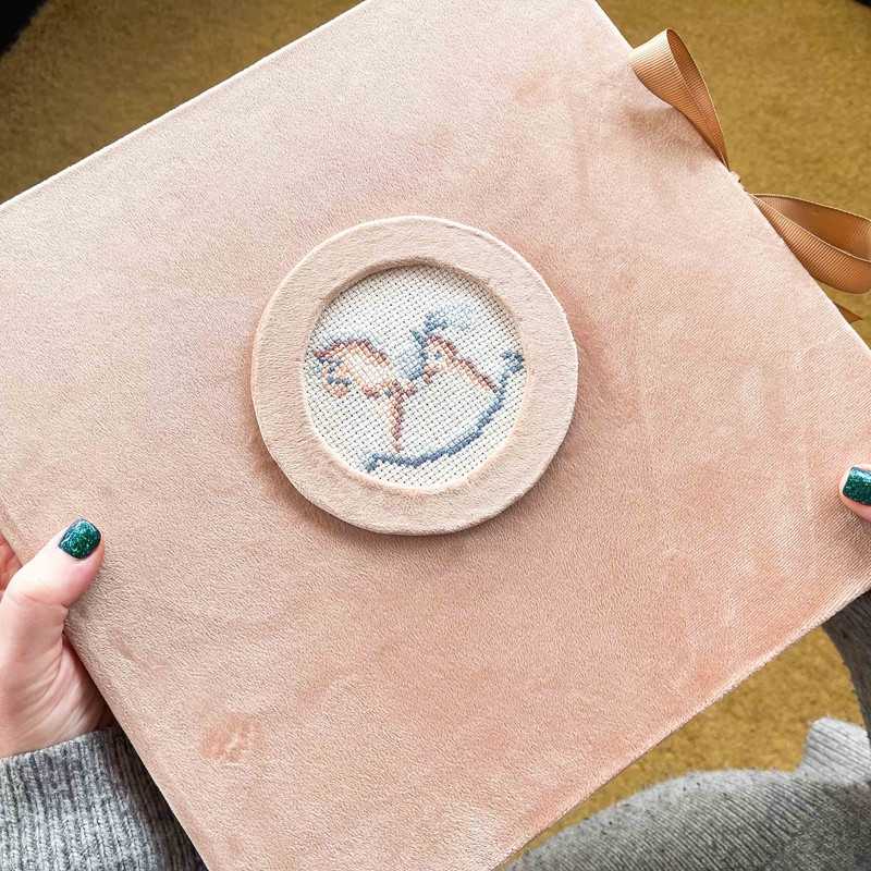 Klevo Albums Nuotraukų albumas vaikams su siuvinėtu arkliuku, žema kaina | Varle.lt