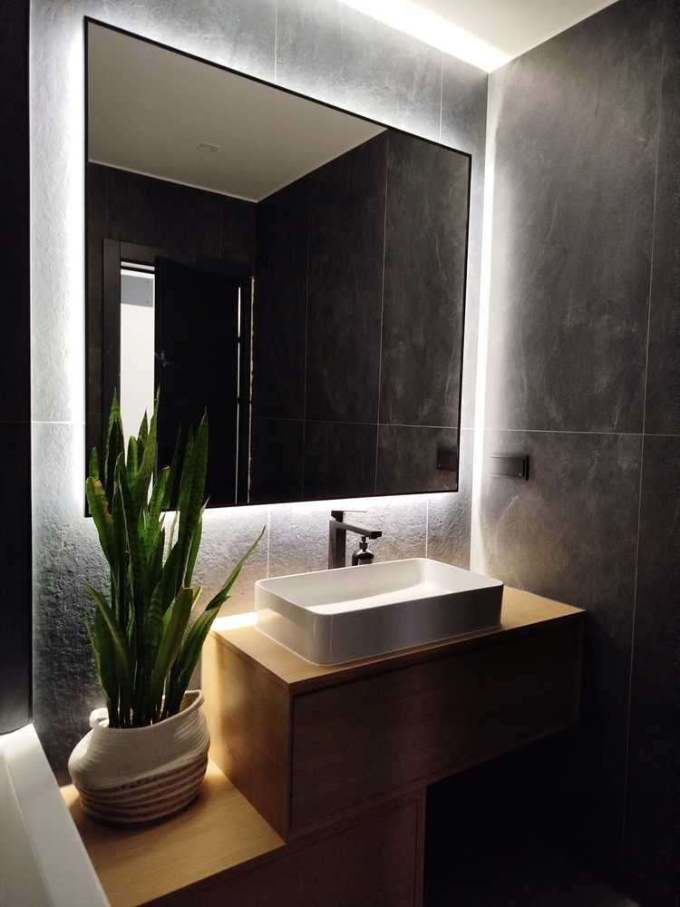 LED veidrodis su juodu rėmu 90x80 cm, žema kaina | Varle.lt