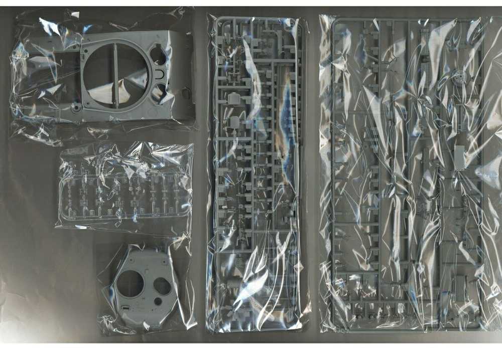 Rye Field Model - M4A3 76W HVSS Sherman With full interior and workable ...